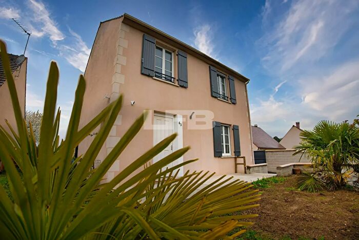 Maison à louer - Ivry-le-Temple - 5 pièces - 3 chambres