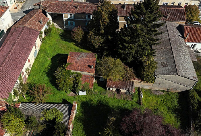 Maison 10 pièces à Écoyeux, à vendre