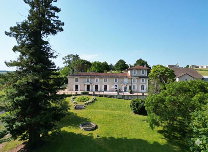 Maison à vendre - Chalais - 8 chambres