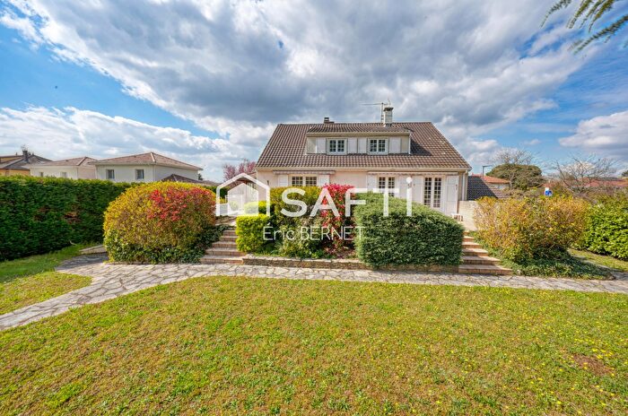 Maison 8 pièces à Chassieu, à vendre