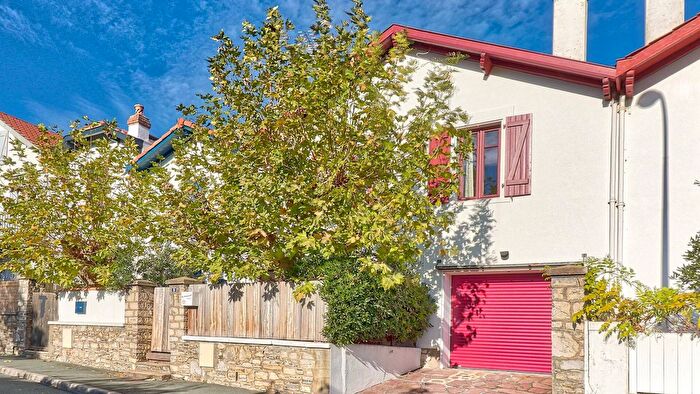 Maison à louer - République-Beau Rivage, Biarritz - 5 pièces - 4 chambres