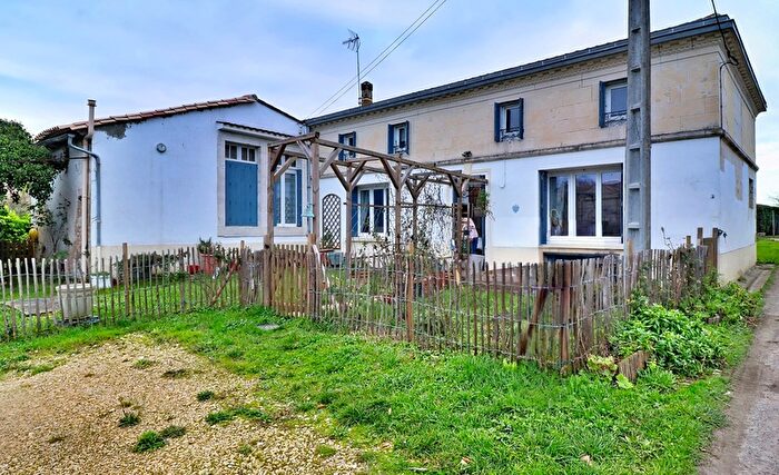 Maison à vendre - Saint-Dizant-du-Gua - 8 pièces - 5 chambres