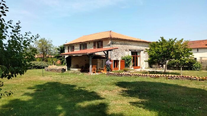 Maison à vendre - Cellefrouin - 9 pièces - 5 chambres