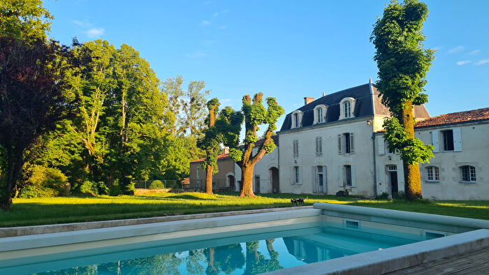 Maison à vendre - Antezant-la-Chapelle - 11 pièces - 7 chambres