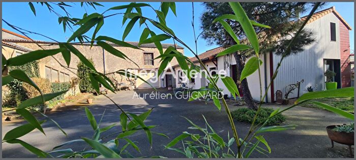 Maison à vendre - Nueil-les-Aubiers - 9 pièces - 4 chambres