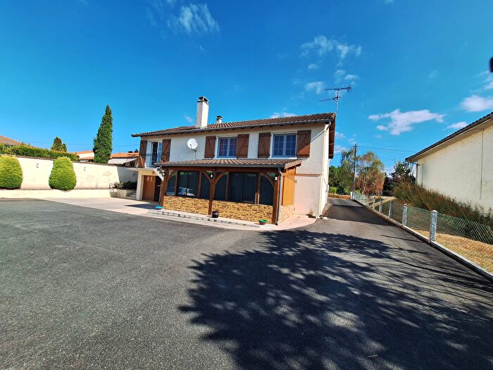 Charroux : Maison 9 pièces à vendre