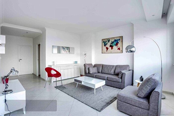 Appartement à louer - Courbevoie - 4 pièces - 3 chambres