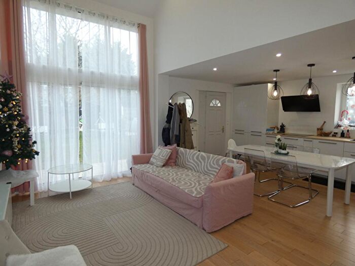 Maison à vendre - La Couture-Boussey - 6 pièces - 4 chambres