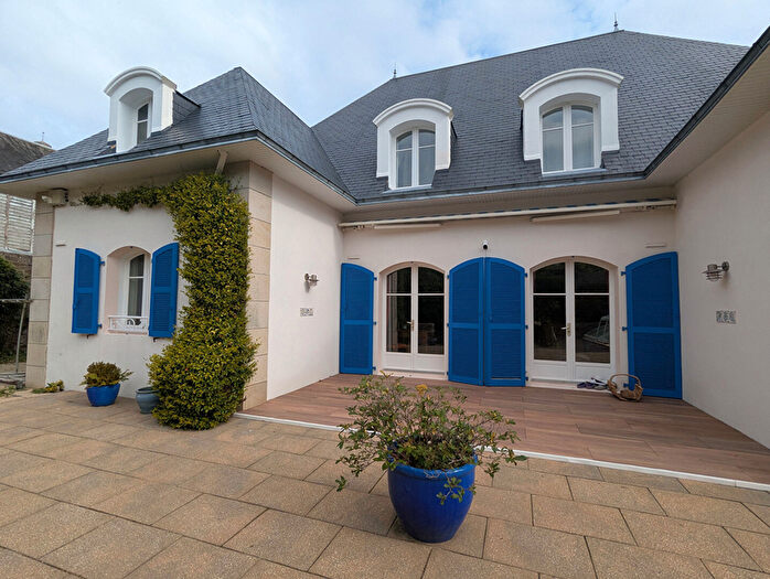 Lampaul-Guimiliau : Maison 9 pièces à vendre