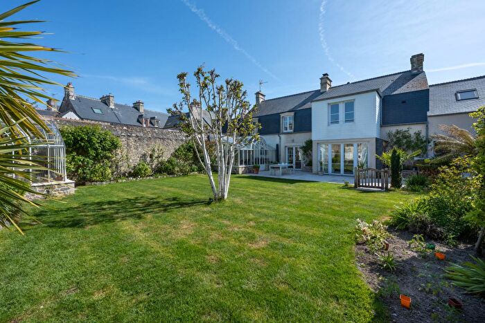 Maison à vendre - Saint-Vaast-la-Hougue - 6 pièces - 4 chambres