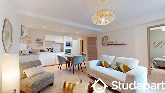 Appartement à louer - Laon Zola-Neufchâtel-Orgeval, Reims - 1 pièce - 4 chambres