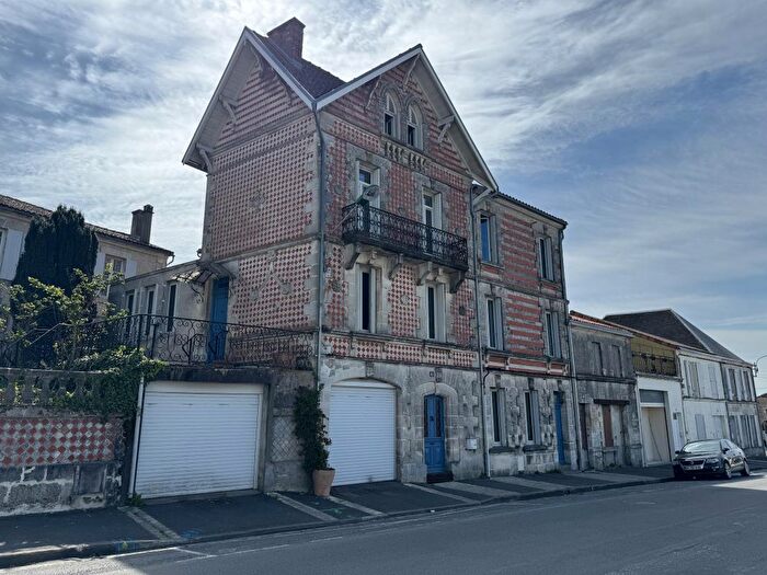 Maison à vendre - Barbezieux-Saint-Hilaire - 10 pièces - 5 chambres