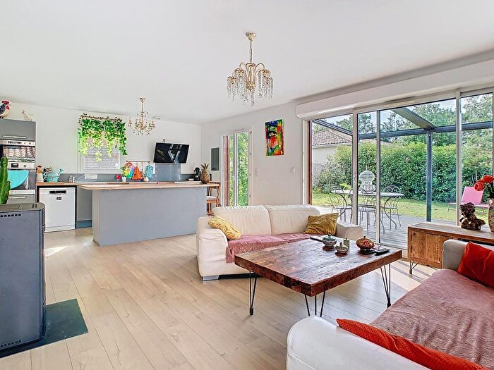 Maison à vendre - LIsle-Jourdain - 4 pièces - 3 chambres