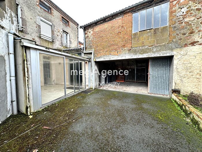 Maison à vendre - Yzernay - 7 pièces - 5 chambres