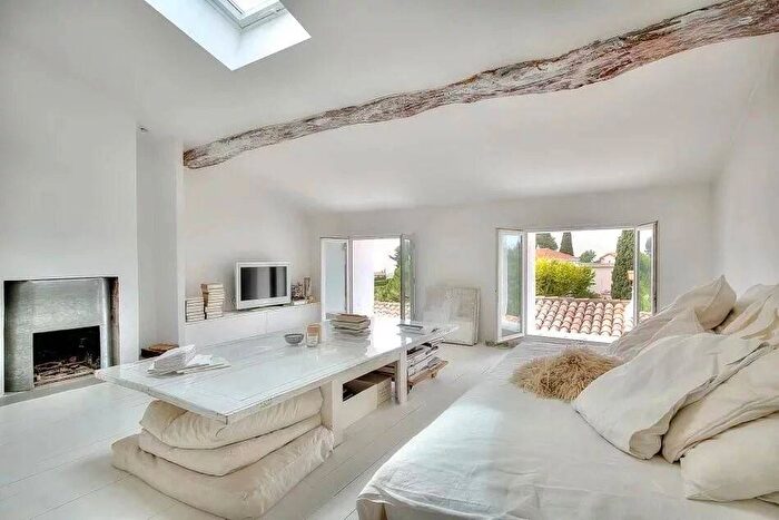 Appartement à louer - Village-Le Val-Cabrieres, Mougins - 3 pièces - 2 chambres