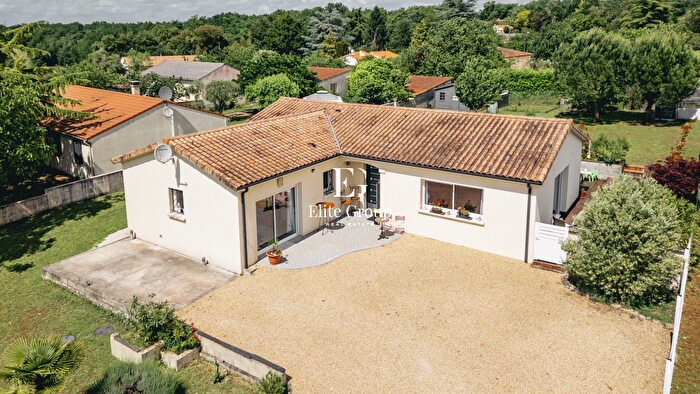 Asnières-sur-Nouère : Maison 6 pièces à vendre