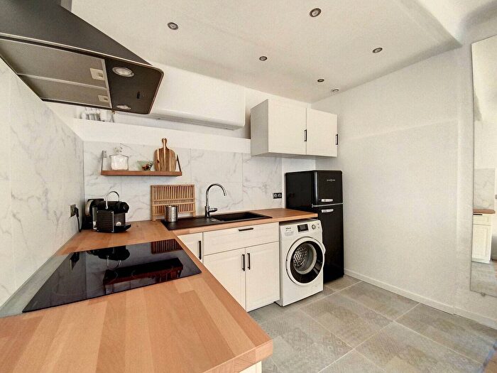 Appartement à louer - Centre Ville, Le Beausset - 2 pièces - 1 chambre