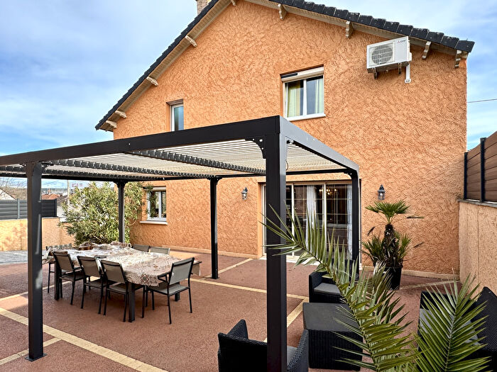 Maison à vendre - Saint-Pantaléon-de-Larche - 8 pièces - 3 chambres