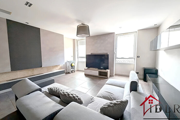 Appartement à vendre - Oyonnax, Centre-ville, Niermes, Geilles, Croix Rousse - 6 pièces - 4 chambres