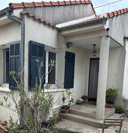 Maison à louer - Ferrages, La Fare-les-Oliviers - 5 pièces - 3 chambres