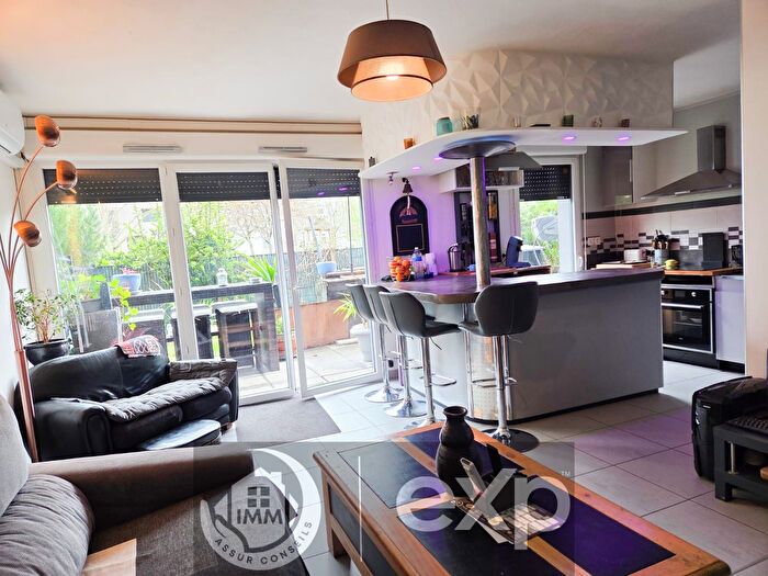 Appartement à vendre - Vénissieux, Centre-ville - 2 pièces - 1 chambre