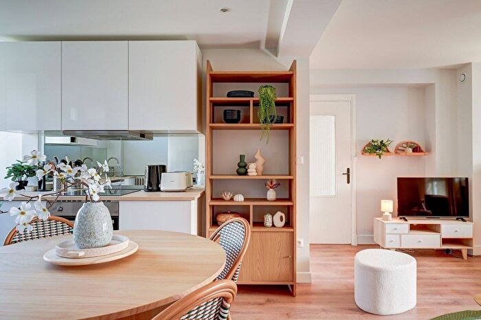 Appartement à louer - Laënnec, Lyon ème arrondissement - 4 pièces - 3 chambres