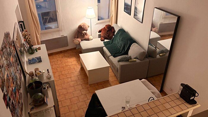 Appartement à louer - Centre Ville, Beaurecueil - 1 pièce