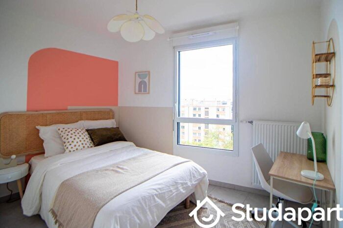 Appartement à louer - Cusset, Villeurbanne - 1 pièce - 5 chambres