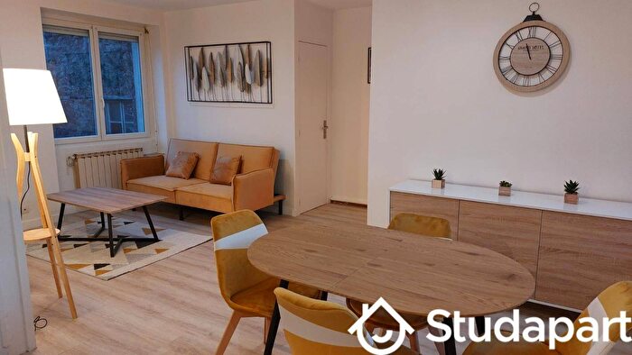 Appartement à louer - Peripherie, Saint-Genest-Lerpt - 2 pièces - 1 chambre