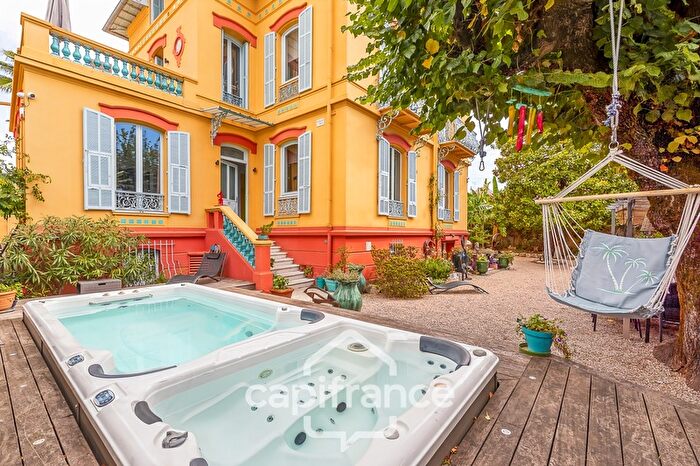 Maison à vendre - Vence, Centre-ville - 10 pièces - 5 chambres