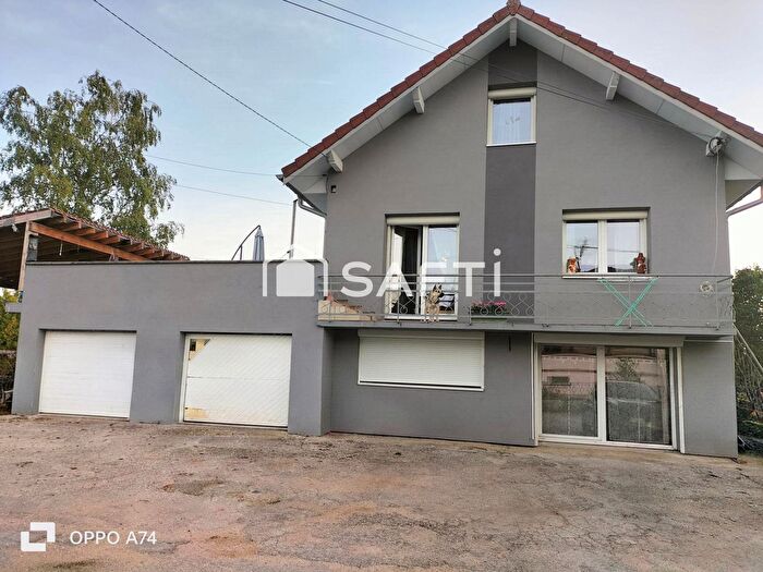 Maison 8 pièces à Frasne, à vendre