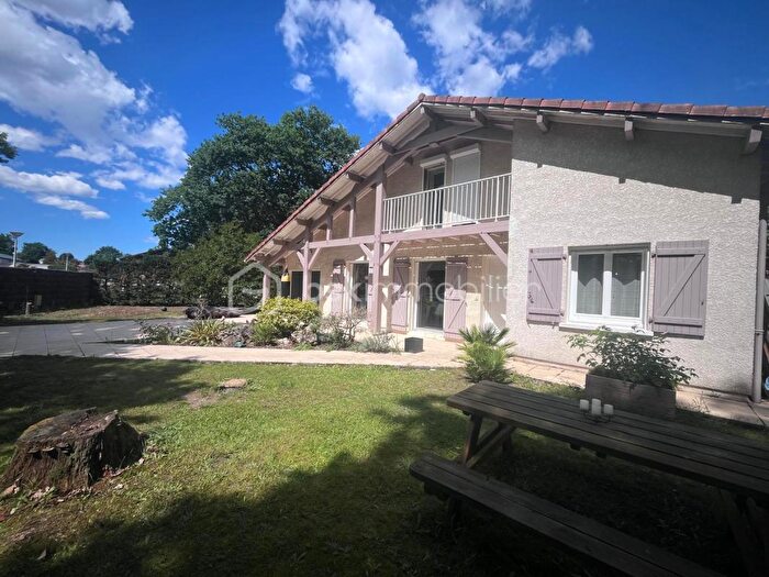 Saint-Pierre-du-Mont : Maison 7 pièces à vendre