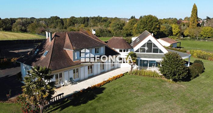 Maison à vendre - Nieuil-lEspoir - 10 pièces - 6 chambres