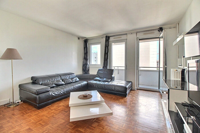 Appartement 4 pièces à Courbevoie, Marceau République, à louer