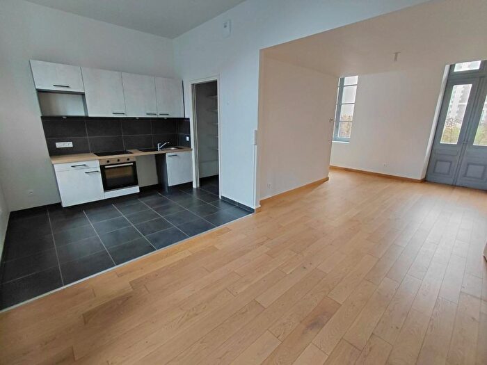 Appartement à louer - Chamalières, Hauteurs de Chamalières, Les Savarounes - 3 pièces - 2 chambres