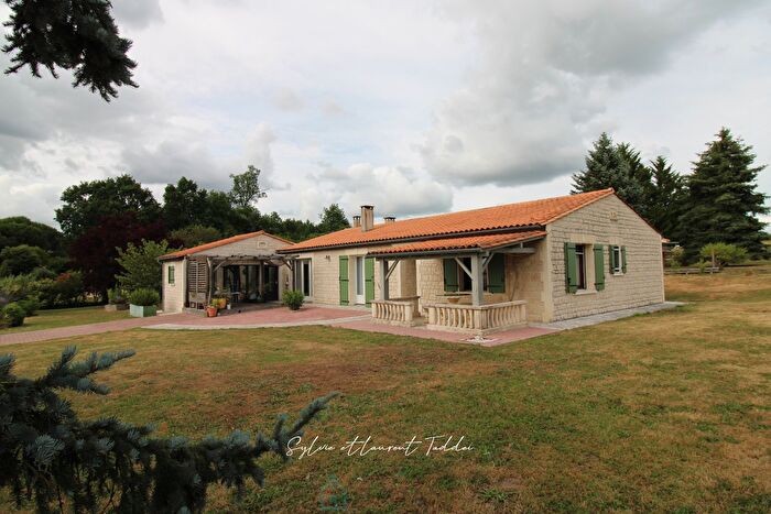 Maison 5 pièces à Baignes-Sainte-Radegonde, à vendre