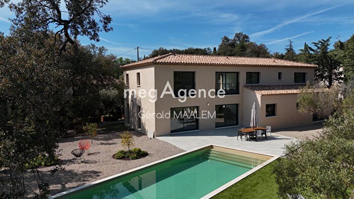 Maison à vendre - Le Plan-de-la-Tour - 7 pièces - 5 chambres