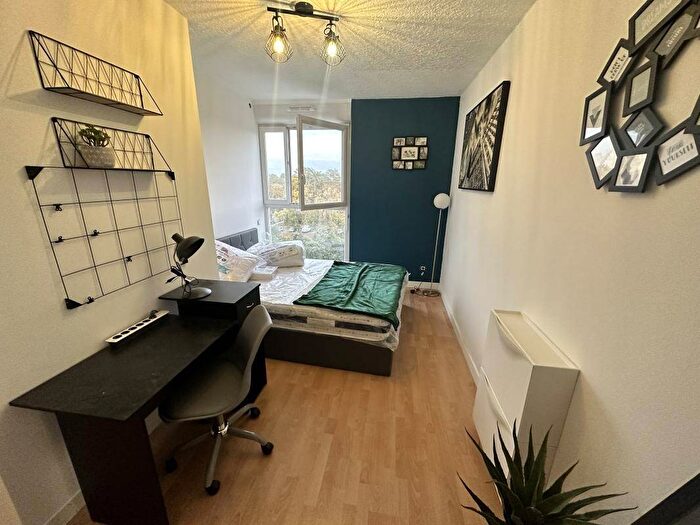 Appartement à louer - Capeyron, Mérignac - 1 pièce - 4 chambres