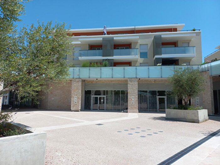 Appartement à louer - Mougins, Centre-ville, Village, Tournamy, Le Val de Mougins - 3 pièces - 2 chambres