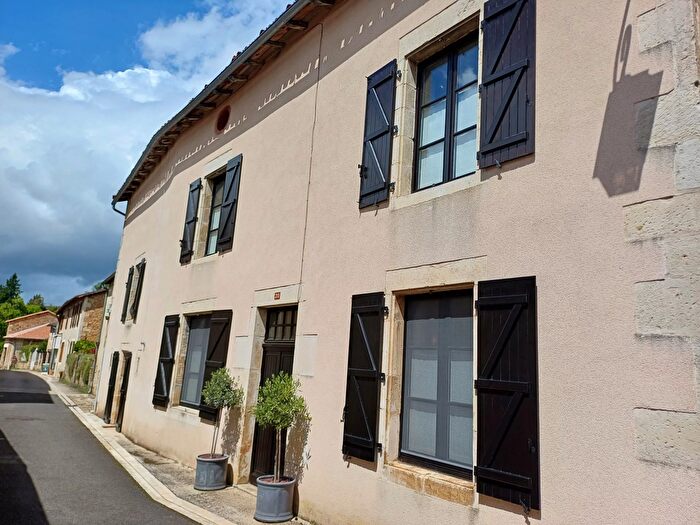 Maison à vendre - Nanteuil-en-Vallée - 16 pièces - 5 chambres