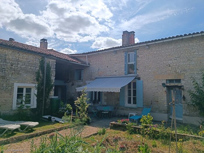 Tonnay-Boutonne - Maison 7 pièces à vendre