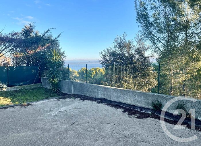 Appartement à louer - Saint-Mitre-les-Remparts - 3 pièces - 2 chambres