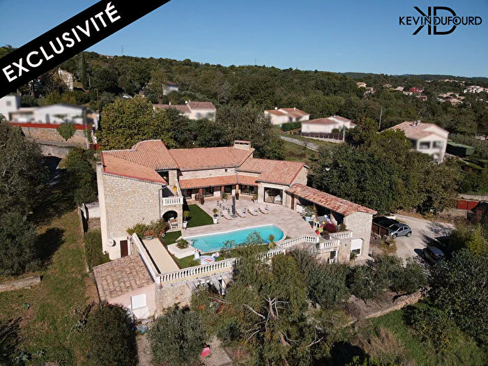 Maison 14 pièces à Saint-Étienne-de-Fontbellon, à vendre