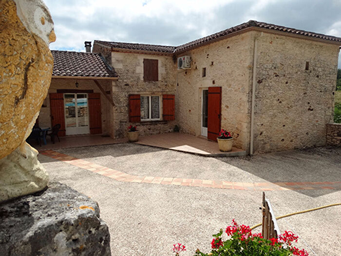 Blanquefort-sur-Briolance : Maison 5 pièces à louer