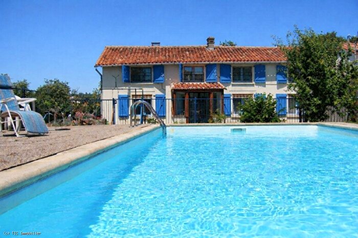 Maison à vendre - Nanteuil-en-Vallée - 6 pièces - 5 chambres