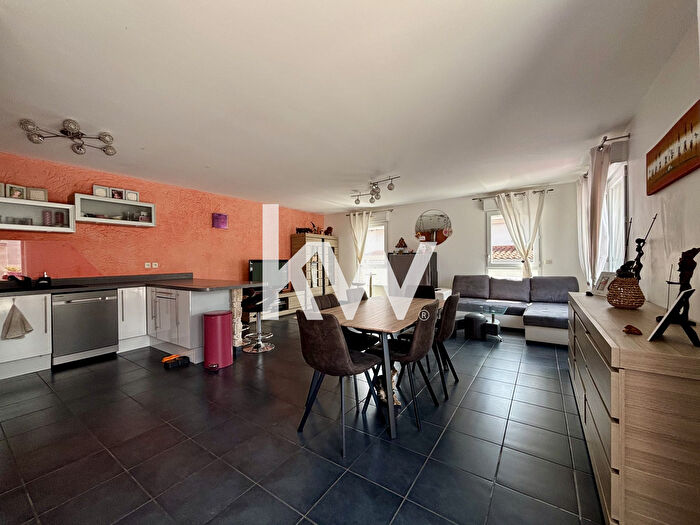 Appartement à vendre - Saint-Genest-Lerpt - 3 pièces - 2 chambres