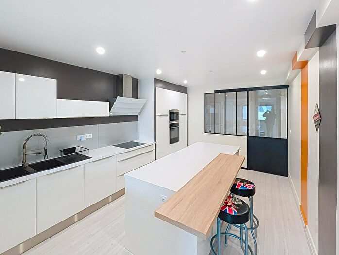 Maison à vendre - Laval, Hilard - 10 pièces - 6 chambres