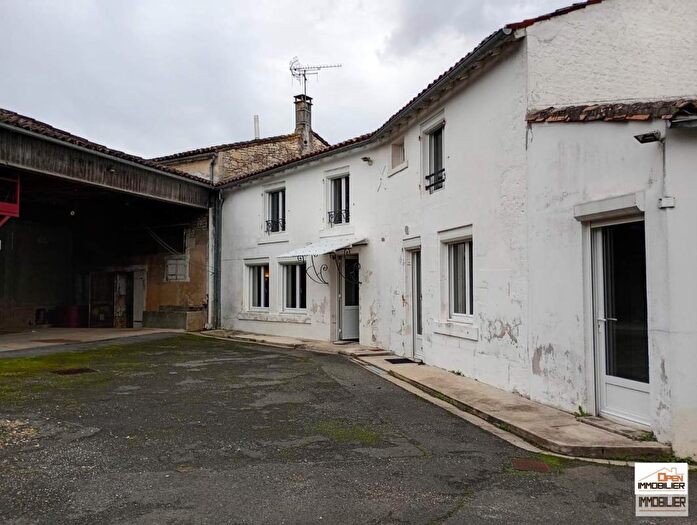 Maison à louer - Nercillac - 8 pièces - 4 chambres
