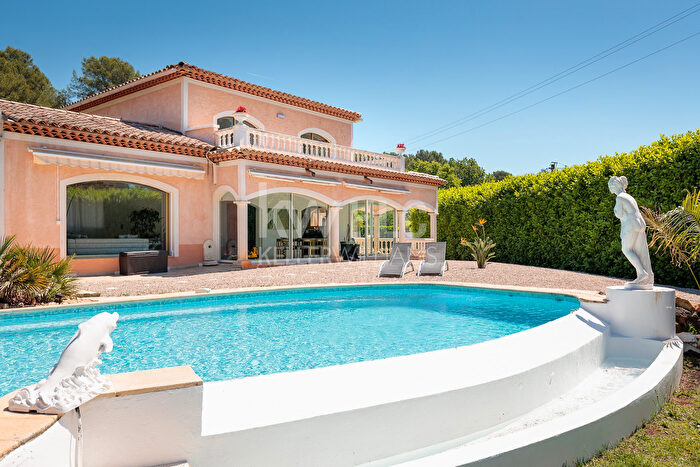 Maison 6 pièces à Roquefort-les-Pins, à vendre