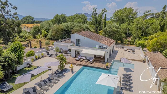Maison à vendre - Roquebrune-sur-Argens, La Bouverie - 7 pièces - 4 chambres